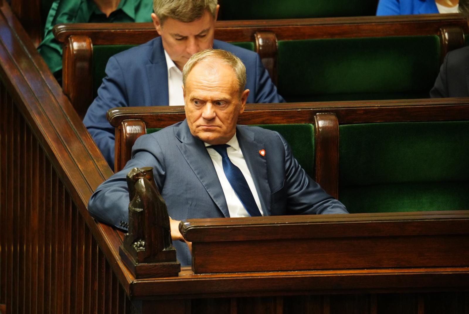 Tusk długo tego piątku nie zapomni. Porażki w Sejmie, a i internauci ostro komentują